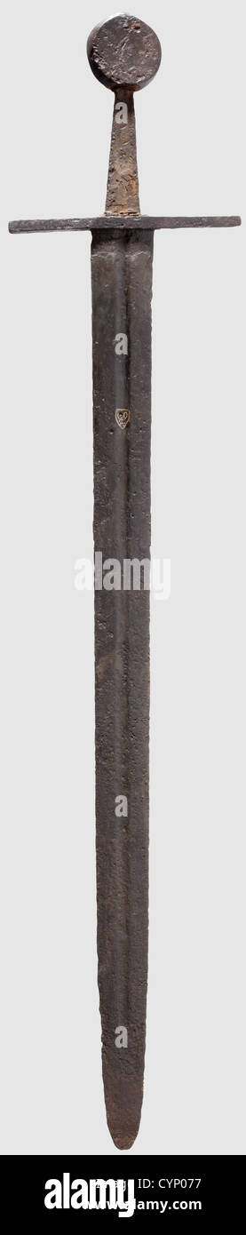 Gold shield and swords hi-res stock photography and images - Alamy