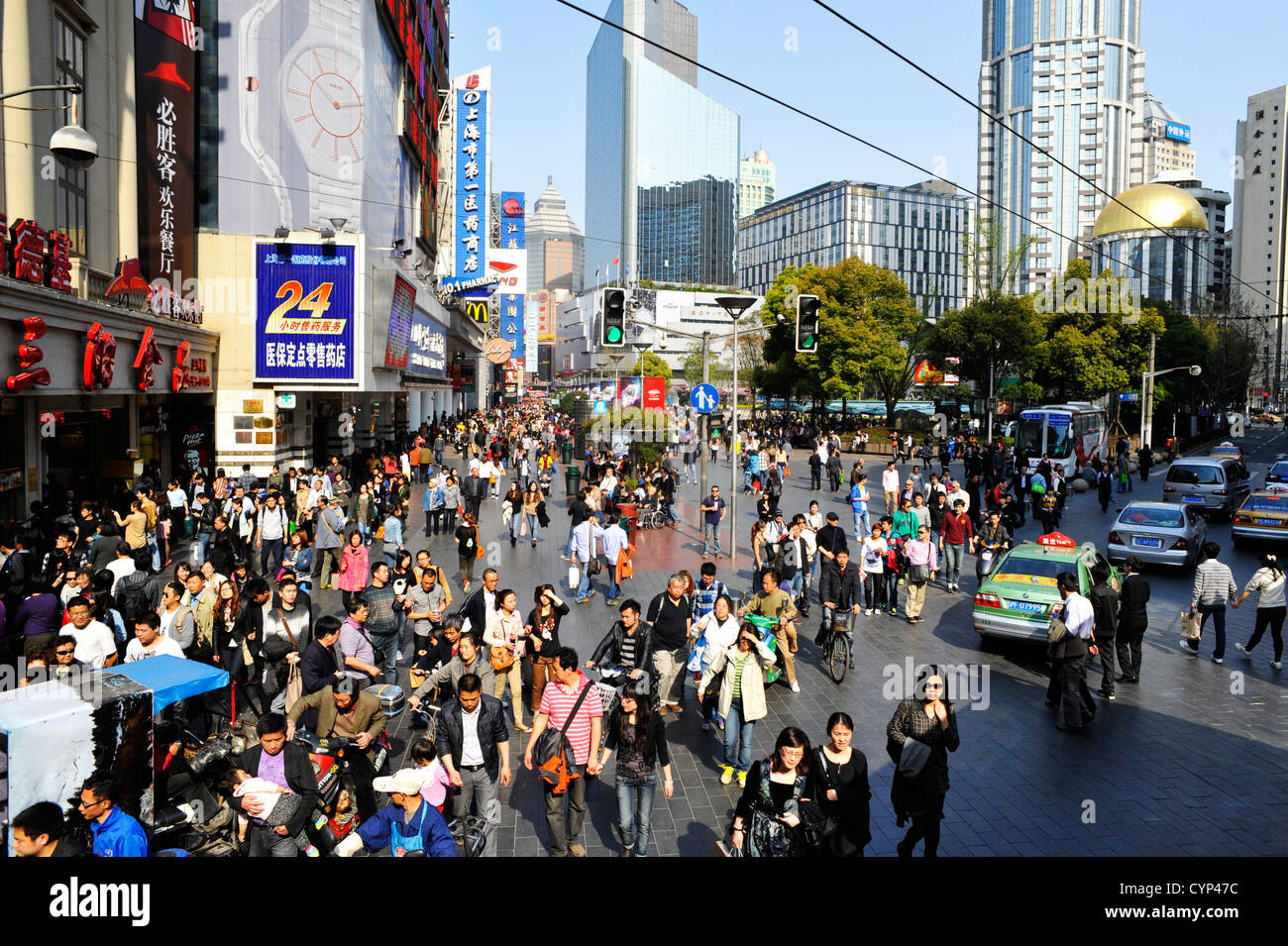 A busy Nanjing Road, Shanghai Stock Photo - Alamy