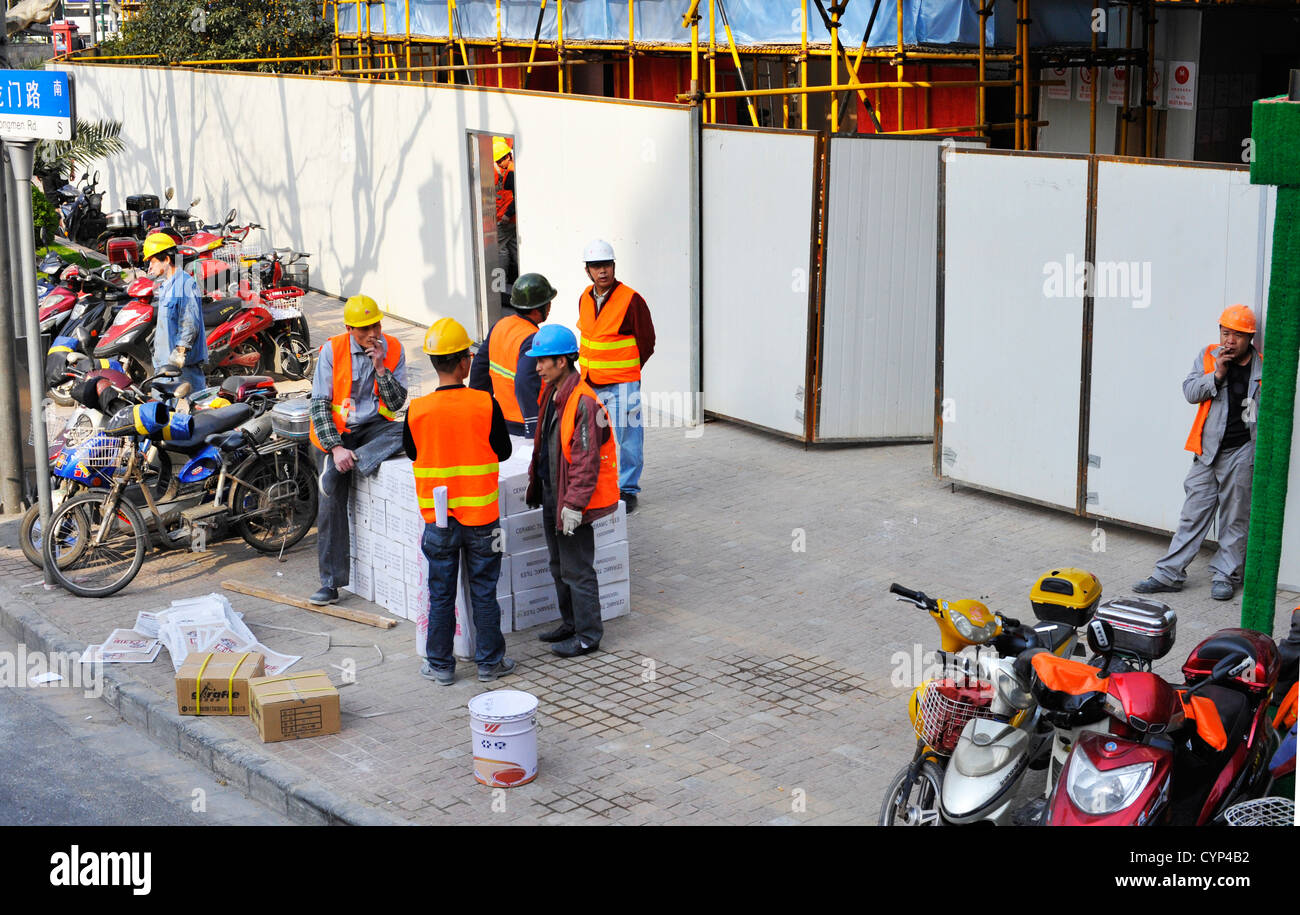 Workmen wearing hard hats hi-res stock photography and images - Alamy