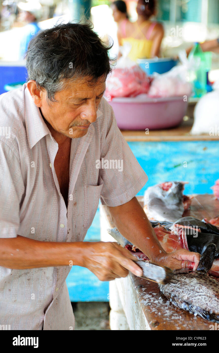Playa principal man preparing fresh fish in the market hi-res stock ...