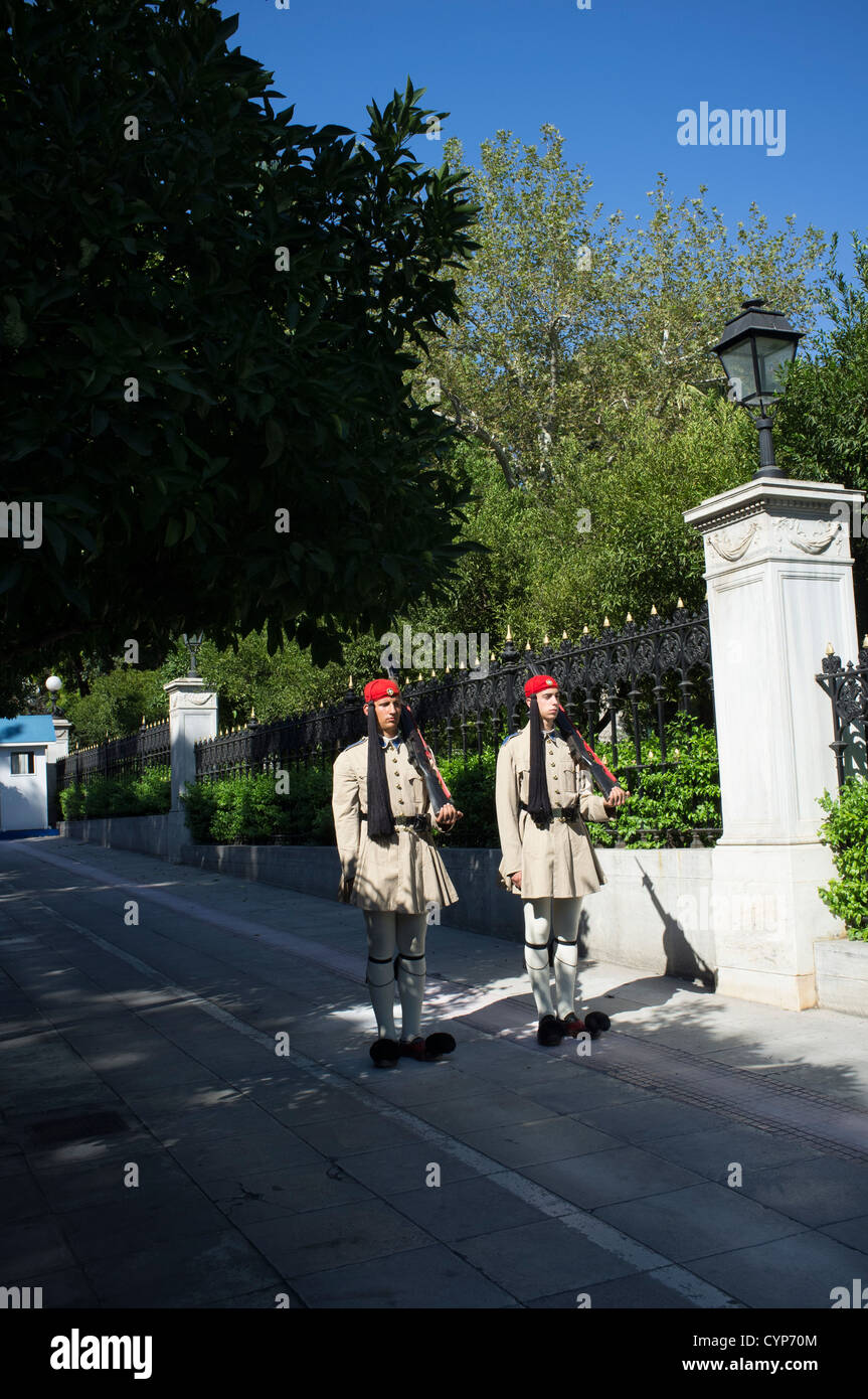 Evzones, the ceremonial guards, at the Presidential Palace. Athens, Greece Stock Photo - Alamy