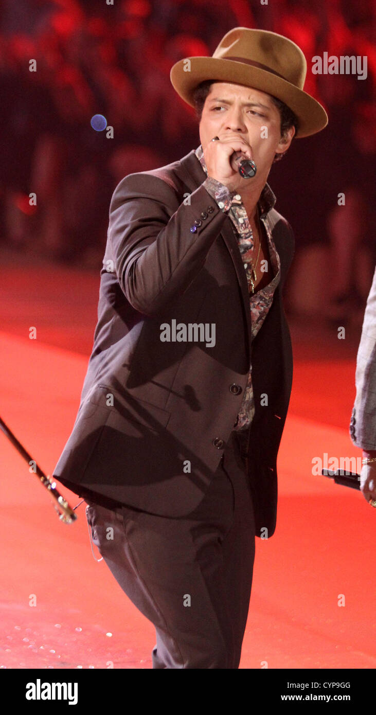 Bruno mars performs hi-res stock photography and images - Alamy