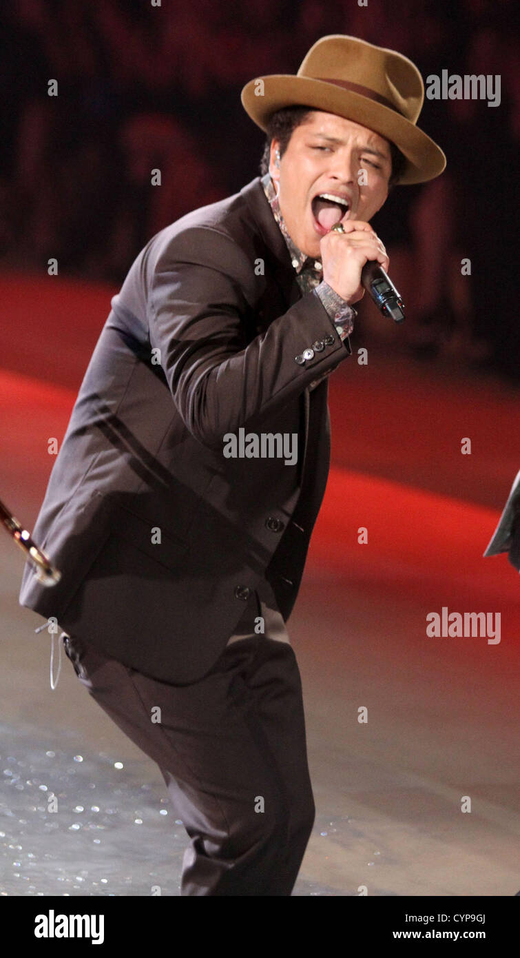 Bruno mars performs hi-res stock photography and images - Alamy