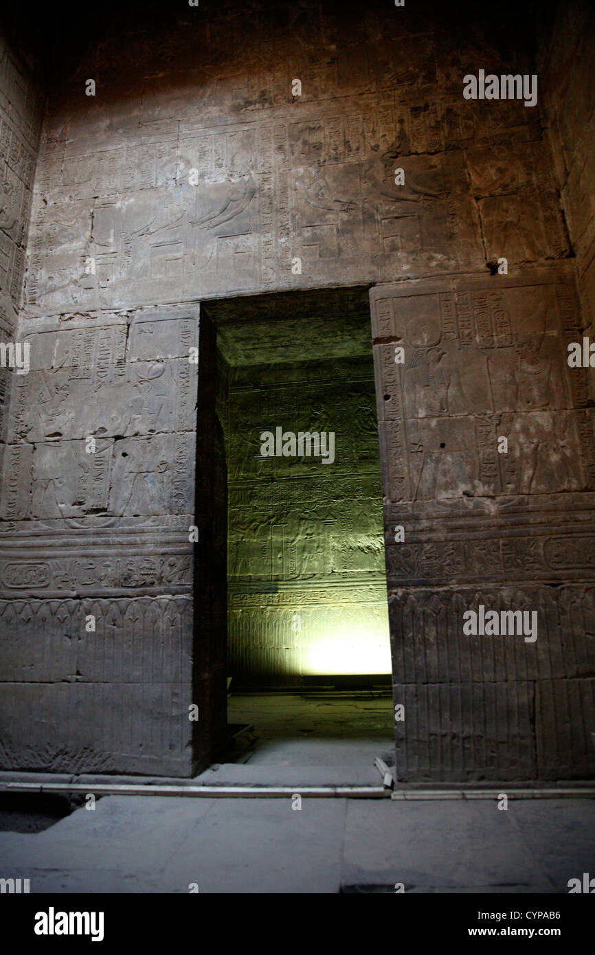door and room inside the edfu temple in egypt Stock Photo - Alamy