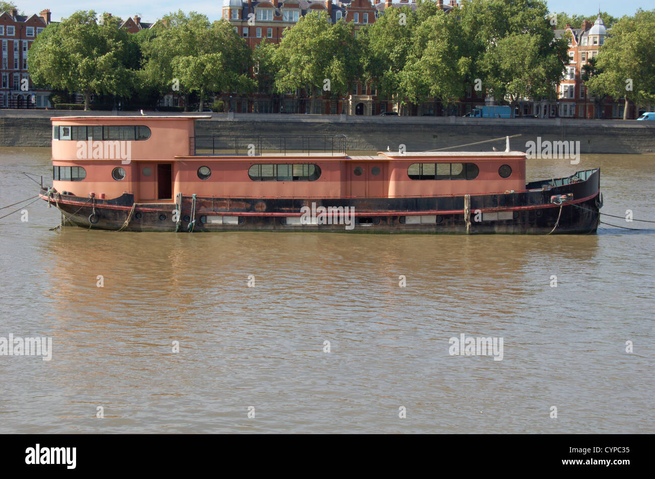 Chelsea thames house boat hi-res stock photography and images - Alamy