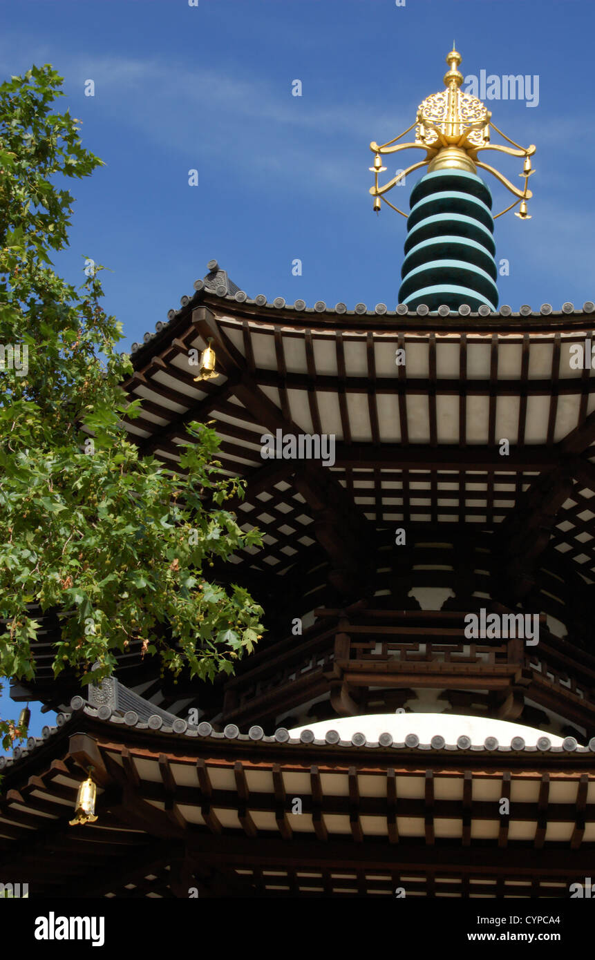 The Peace Pagoda in Battersea Park in London, England Stock Photo - Alamy
