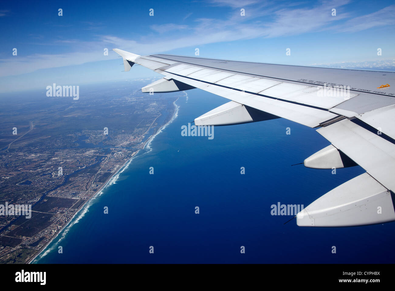 Wing flying airplane land hi-res stock photography and images - Alamy