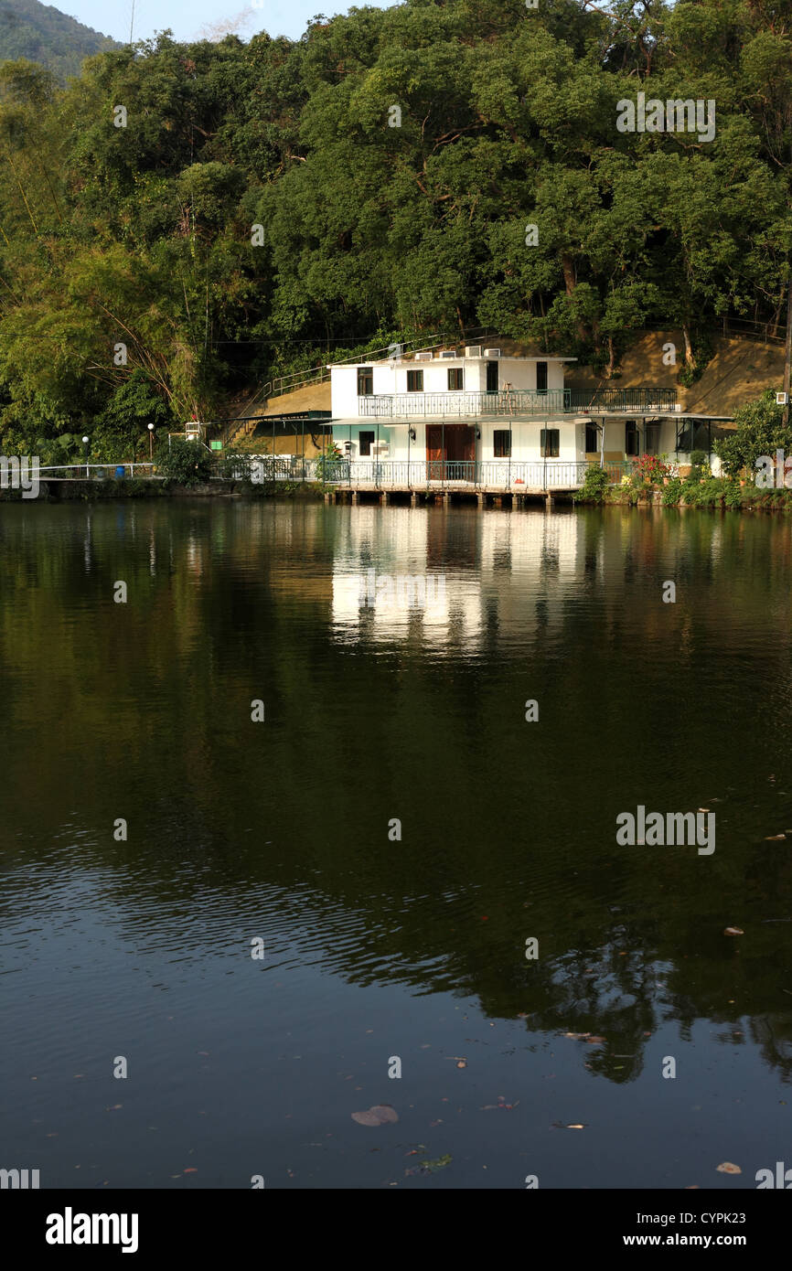 House beside lake hi-res stock photography and images - Alamy