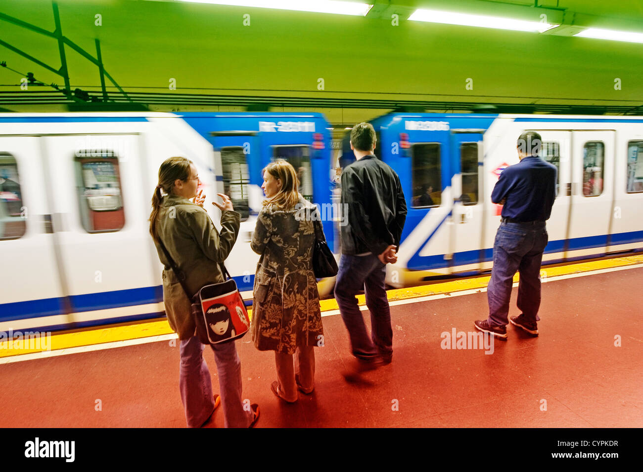 Linea del metro hi-res stock photography and images - Alamy