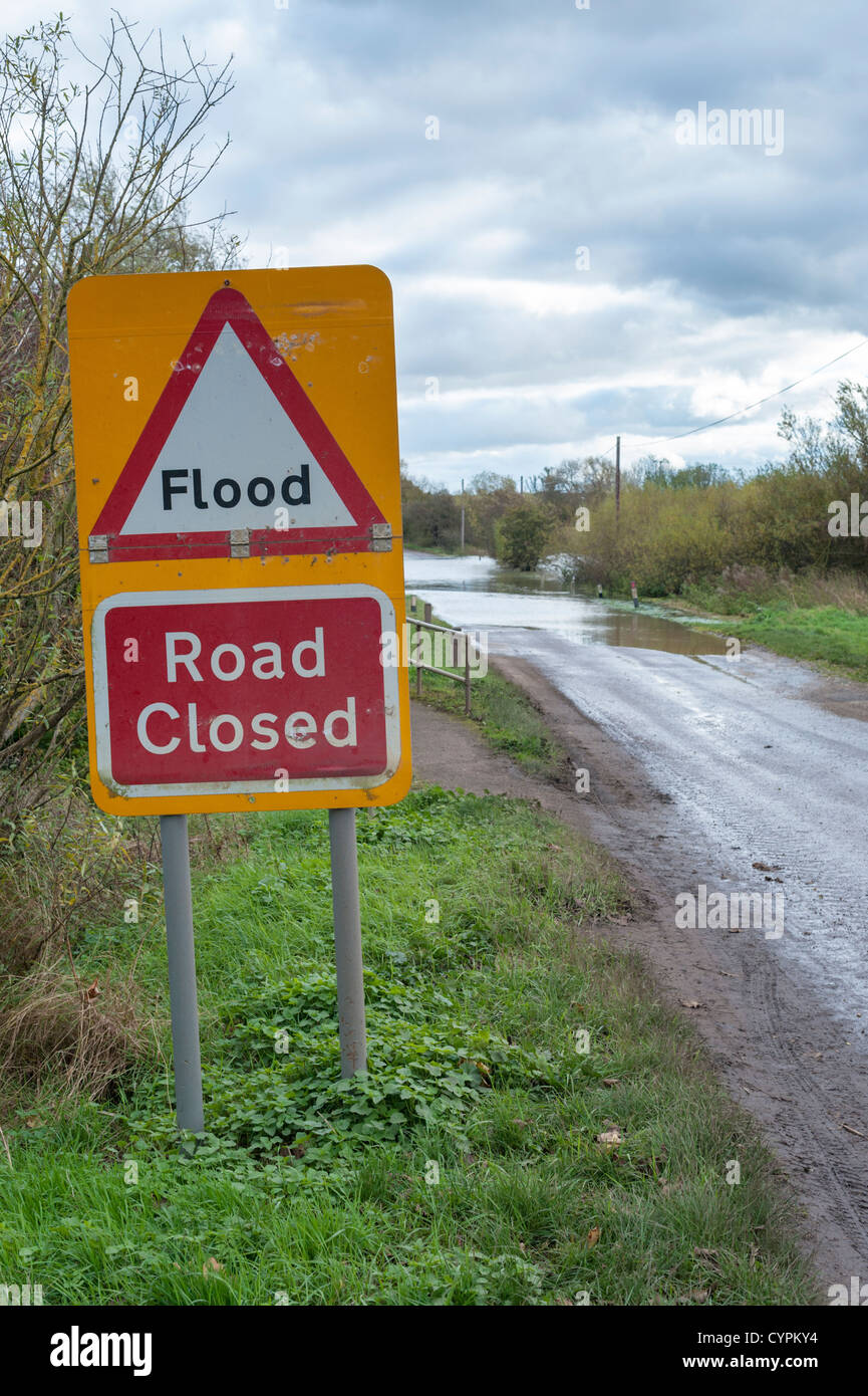 Road closed sign due to flooding hi-res stock photography and images ...