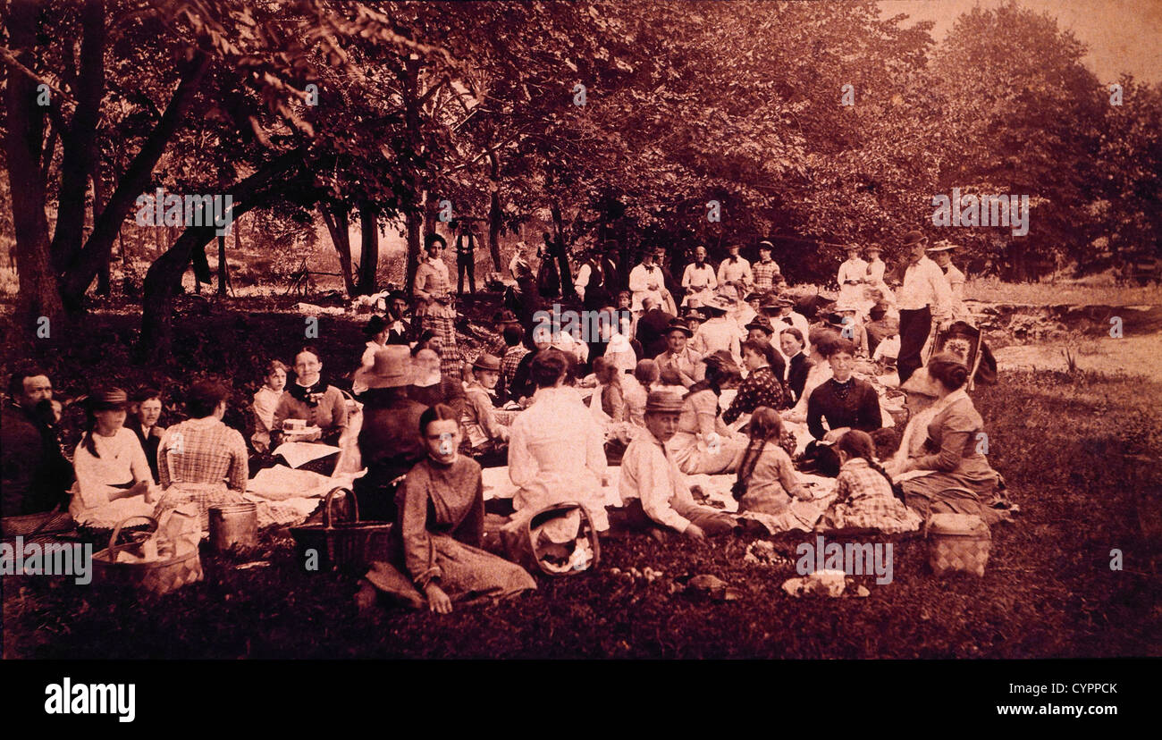 Retro family picnic hi-res stock photography and images - Alamy