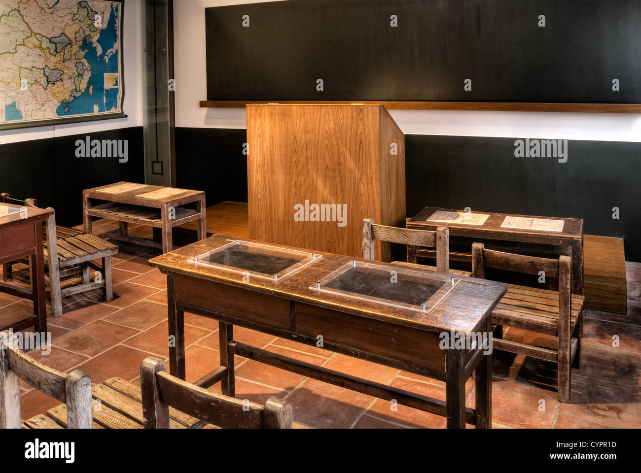 Empty old classroom with wooden chair and desk Stock Photo - Alamy