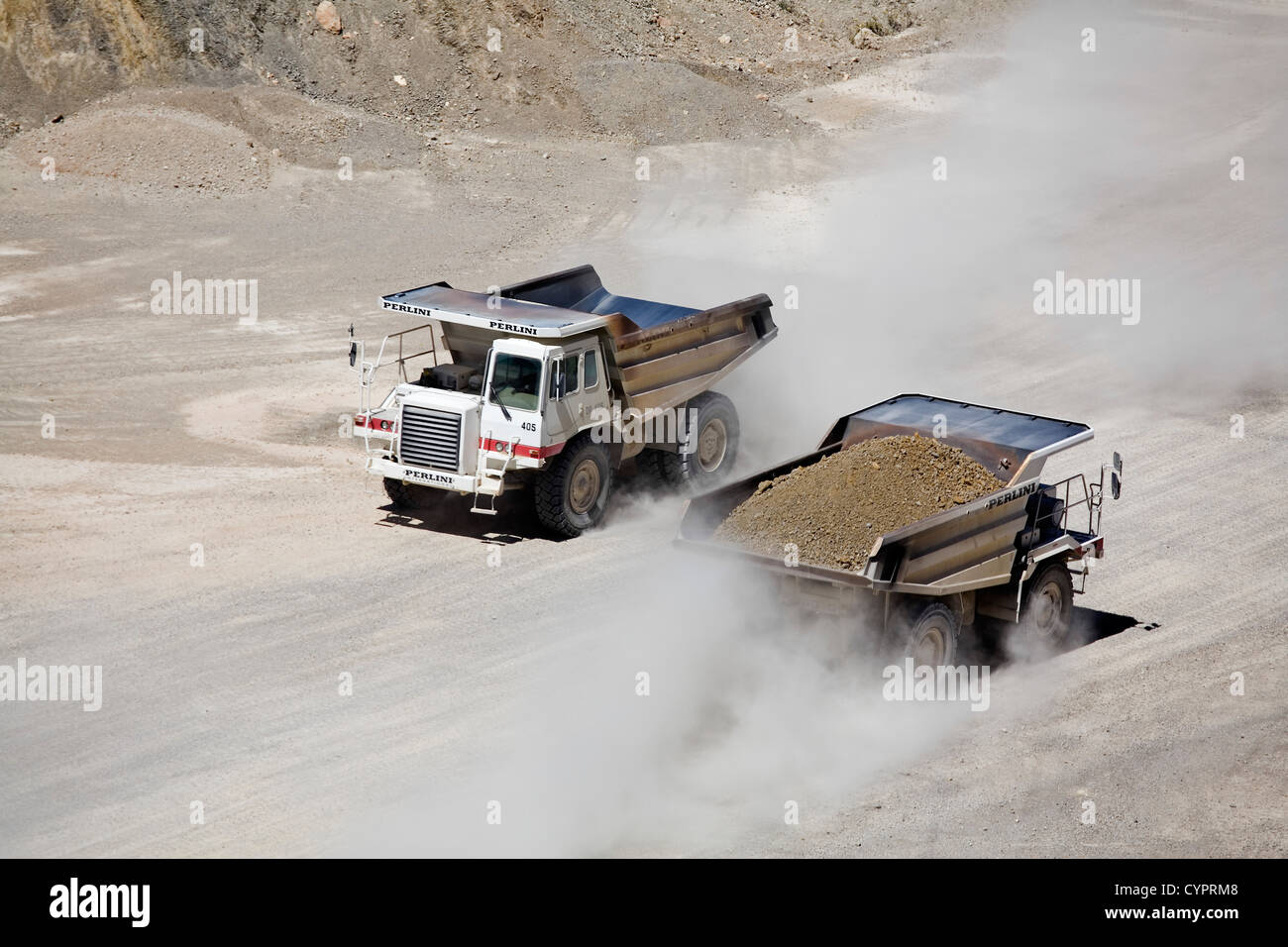 Work gravel quarry trabajos en hi-res stock photography and images - Alamy