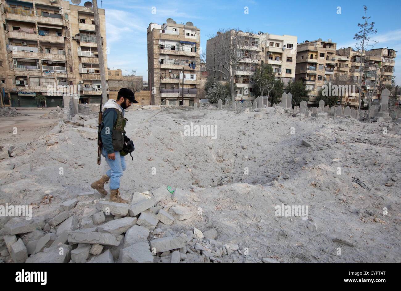November 8, 2012 - Aleppo, Syria: A Free Syrian Army fighter inspects a ...