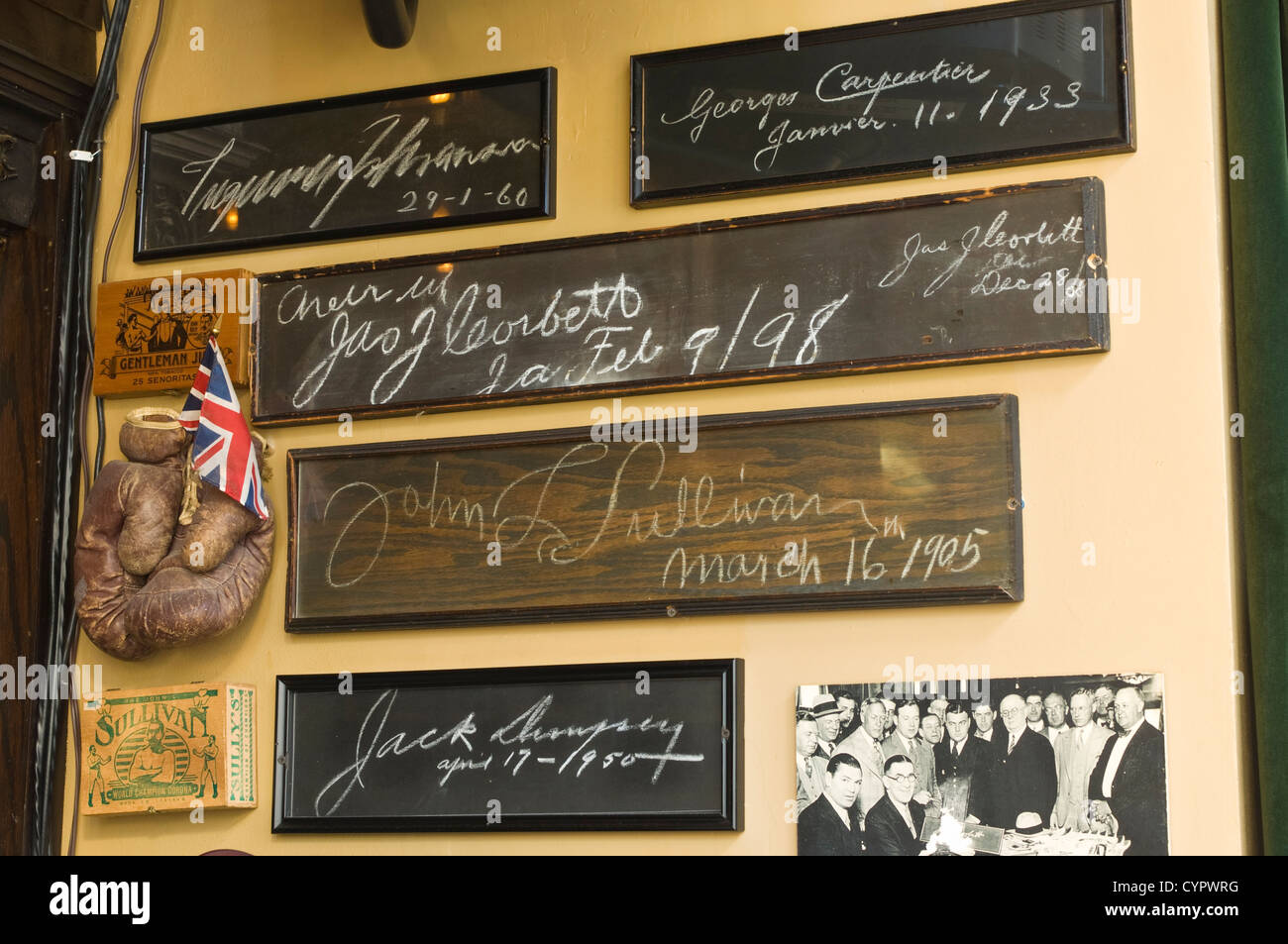 Famous people signatures at the historic Newsroom Pub, Milwaukee ...