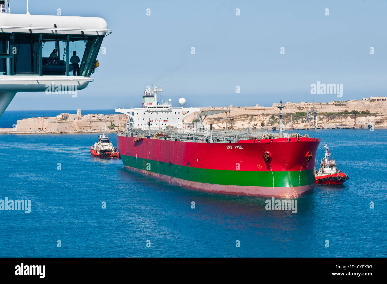 Supertanker enters harbour hi-res stock photography and images - Alamy