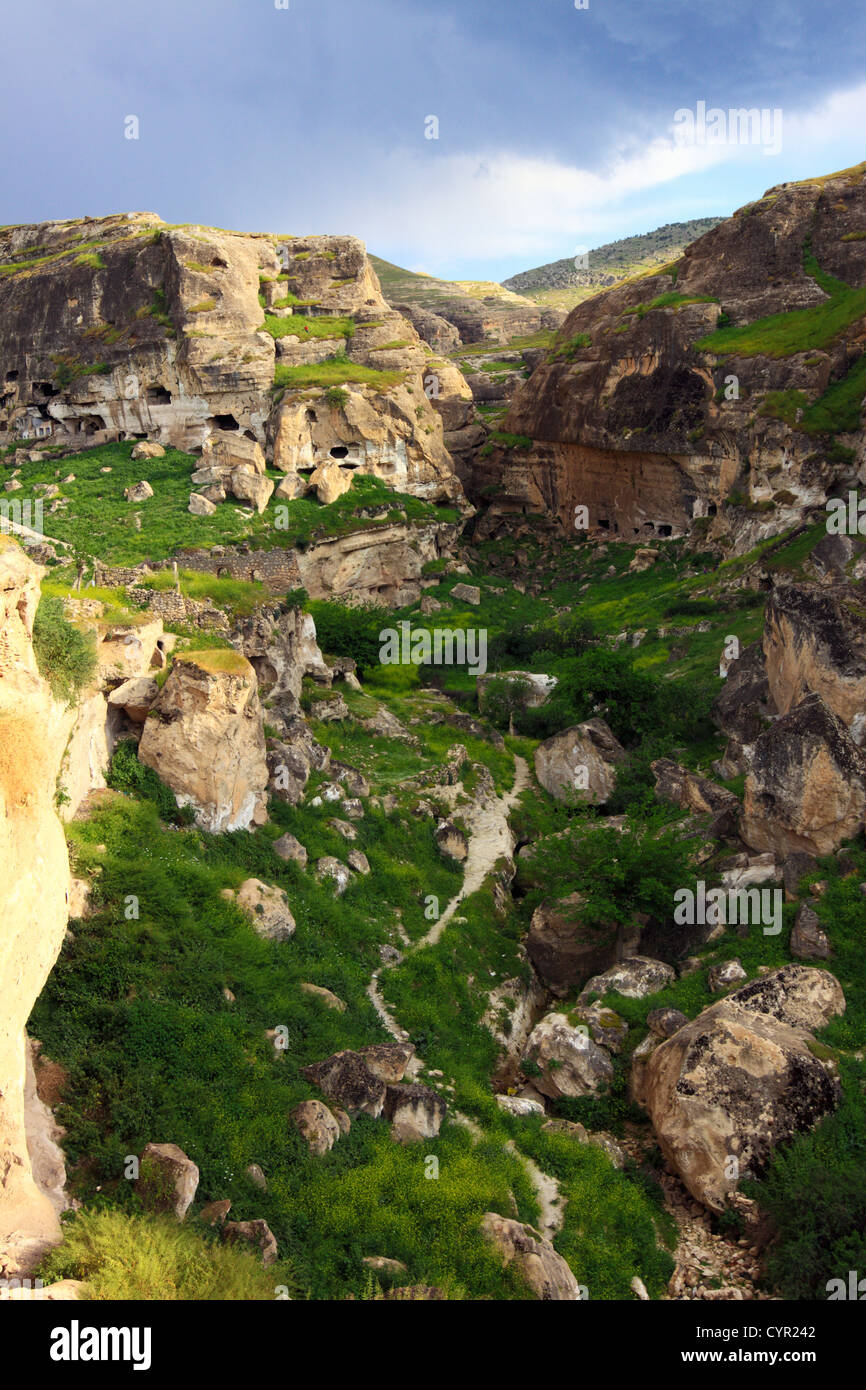 Landscape full of caves in Hasankeyf Stock Photo - Alamy