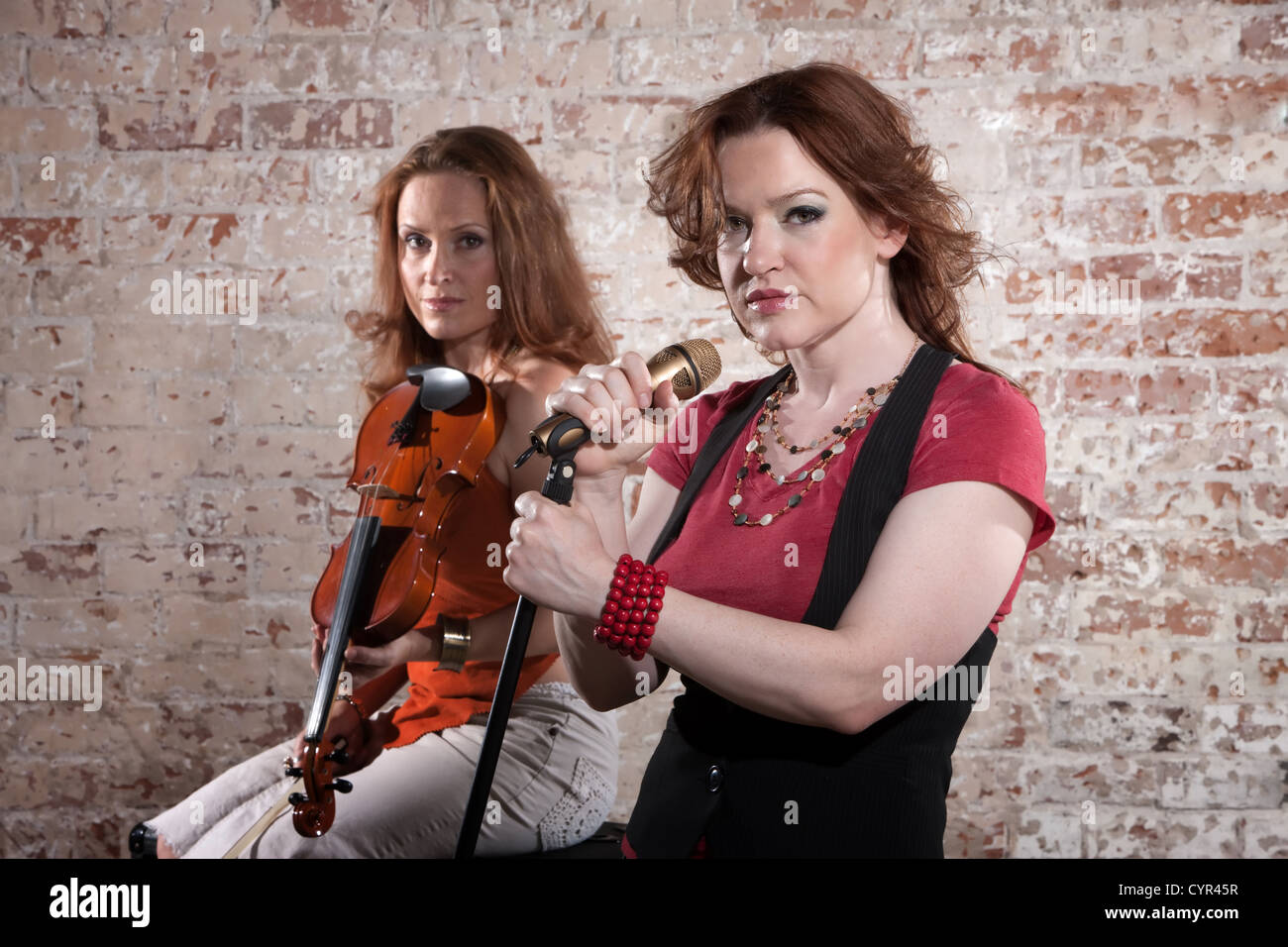 Two female musicians with violin and vocals Stock Photo - Alamy