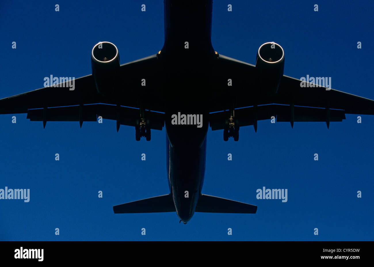 Jet passes overhead hi-res stock photography and images - Alamy