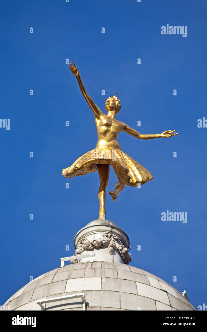 Palace theatre statue hi-res stock photography and images - Alamy