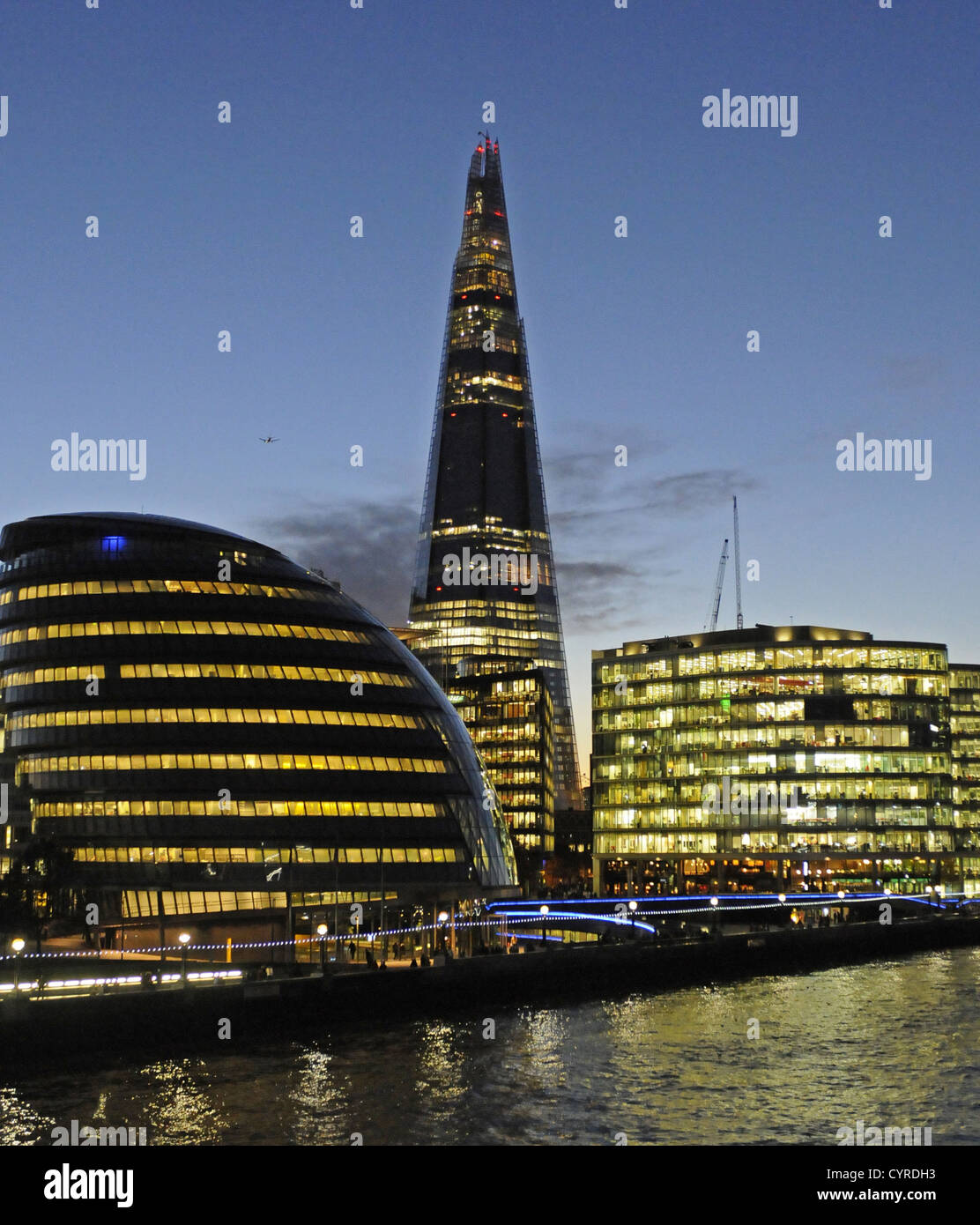 River thames city hall shard night hi-res stock photography and images ...