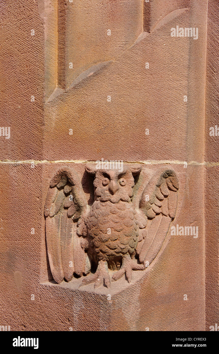 Carved owl hi-res stock photography and images - Alamy