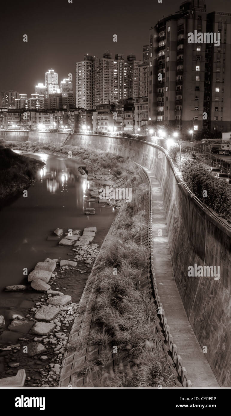 Commercial building apartment bridge hi-res stock photography and ...