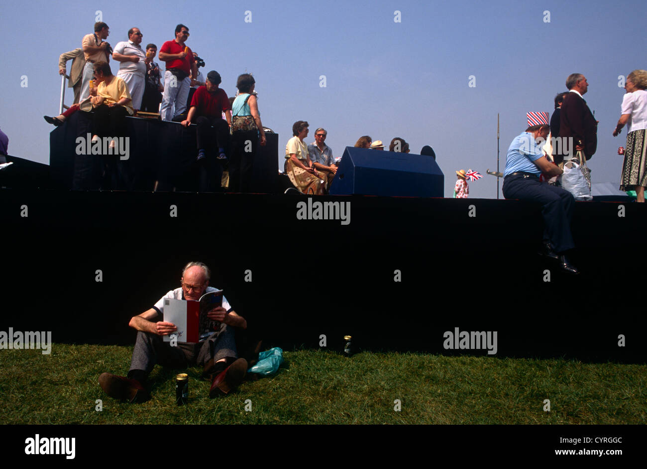 Crowds wave Union Jack flags and gather in London's Hyde Park to ...