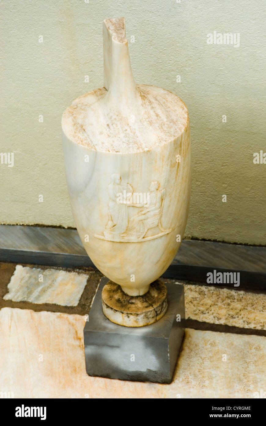 Decorative urn wall hi-res stock photography and images - Alamy