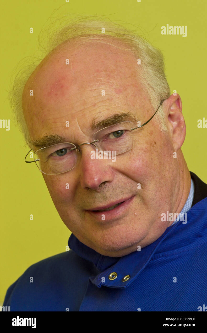 Sir Martin Evans British scientist discovered how to grow embryonic ...