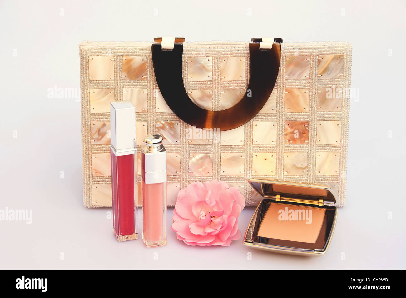 A female purse that displays the contents Stock Photo - Alamy