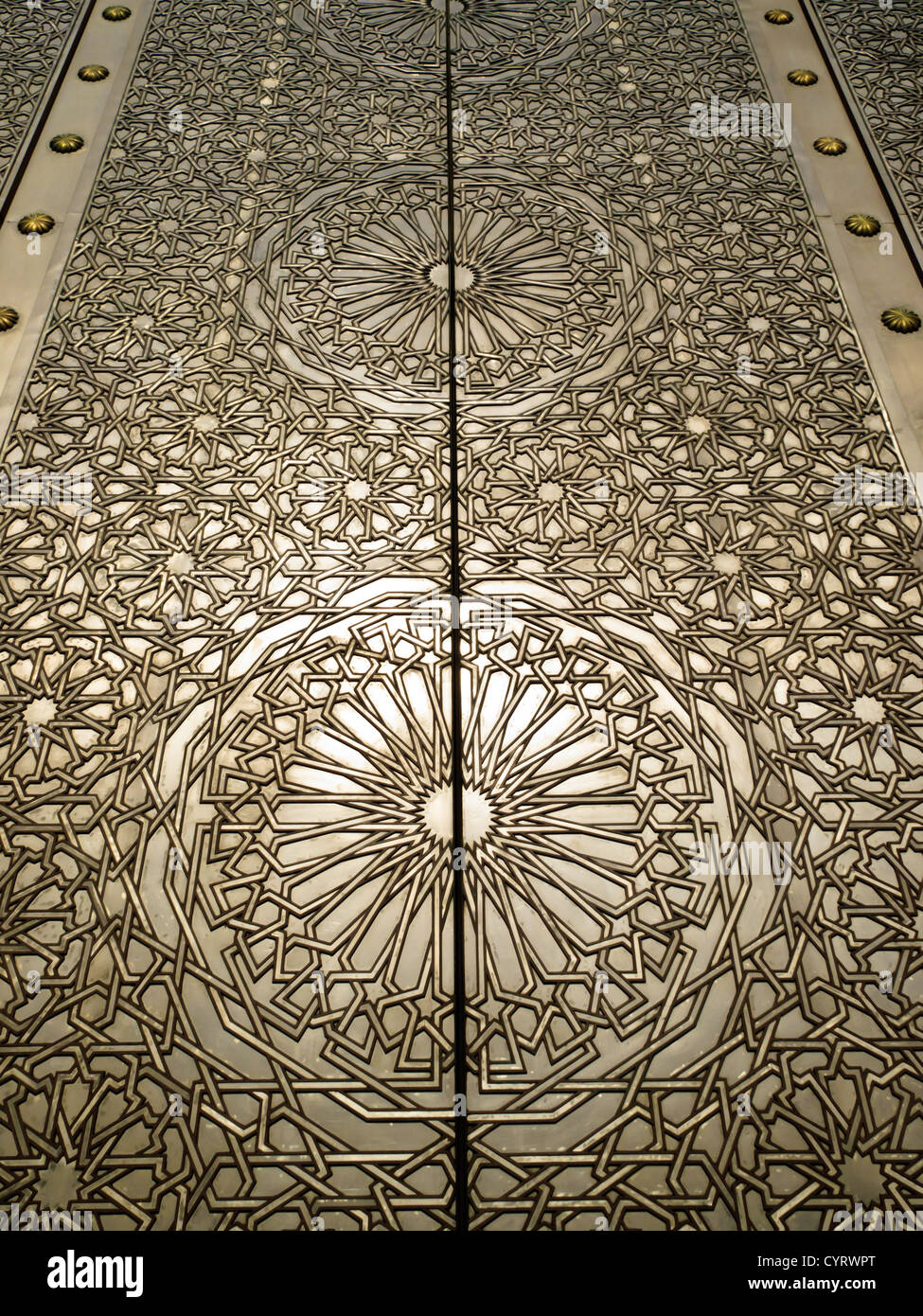 Main door mosque hi-res stock photography and images - Alamy