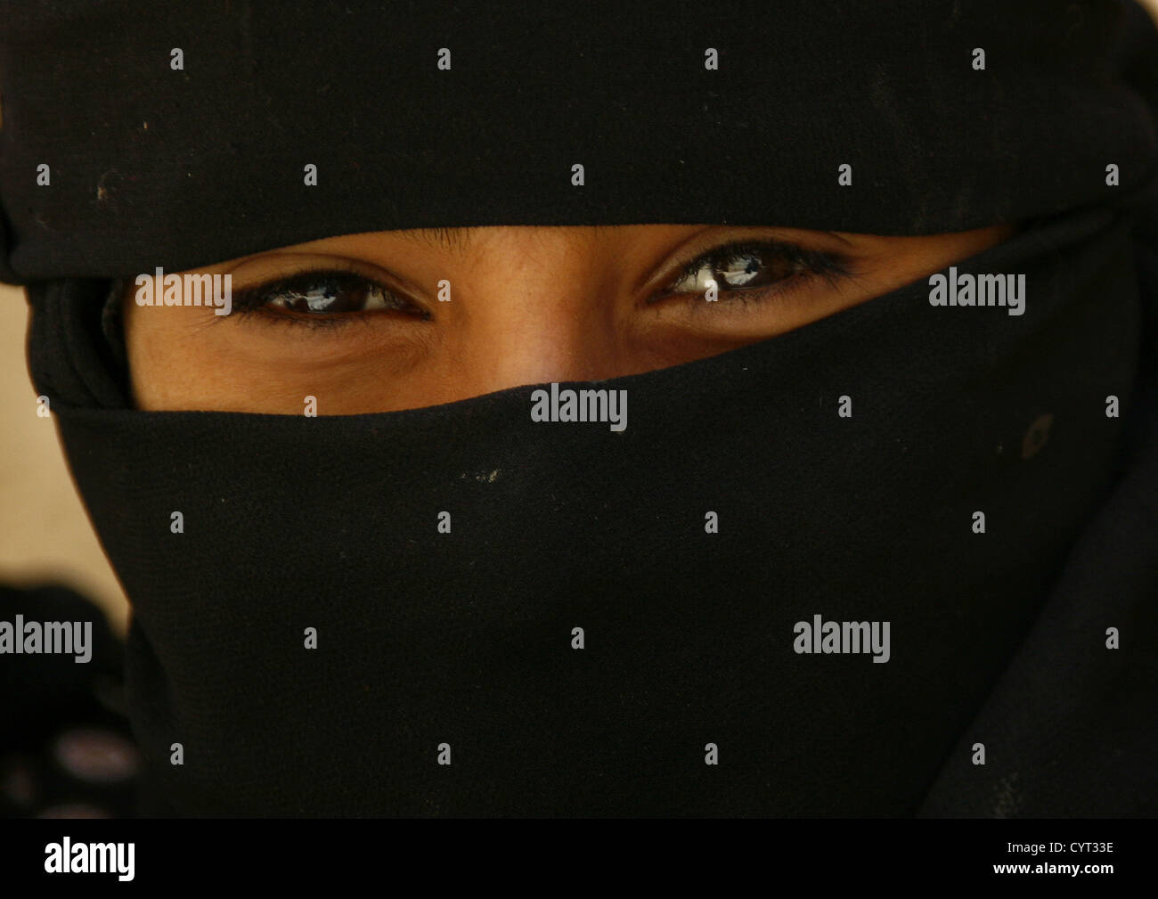 Smily Eyes A Fully Veiled Girl, Amran, Yemen Stock Photo - Alamy