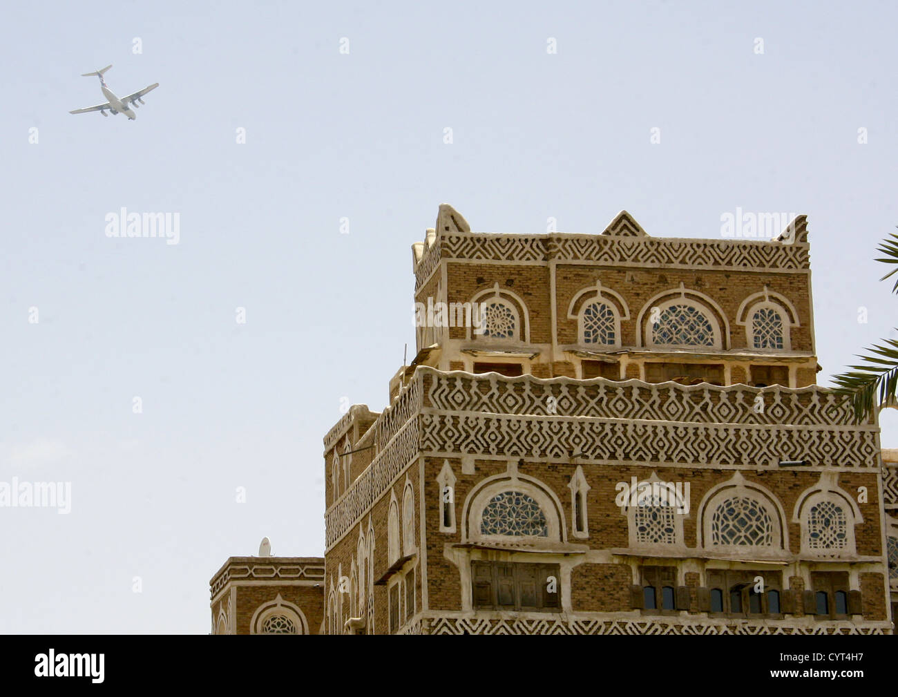 Plane over house hi-res stock photography and images - Alamy