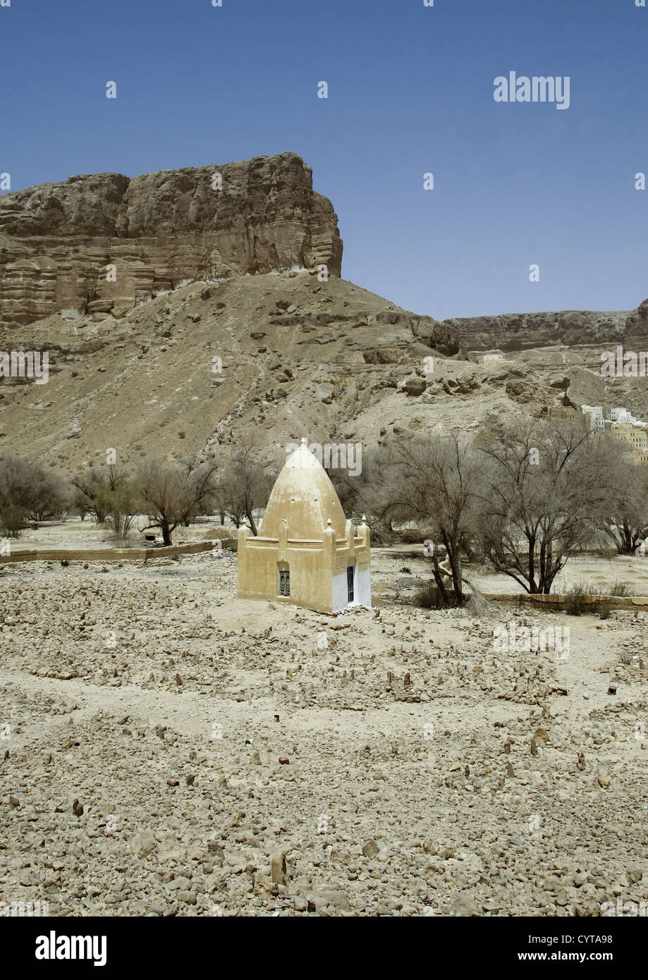 Muslim Tomb Down The Cliff, Wadi Doan, Yemen Stock Photo - Alamy