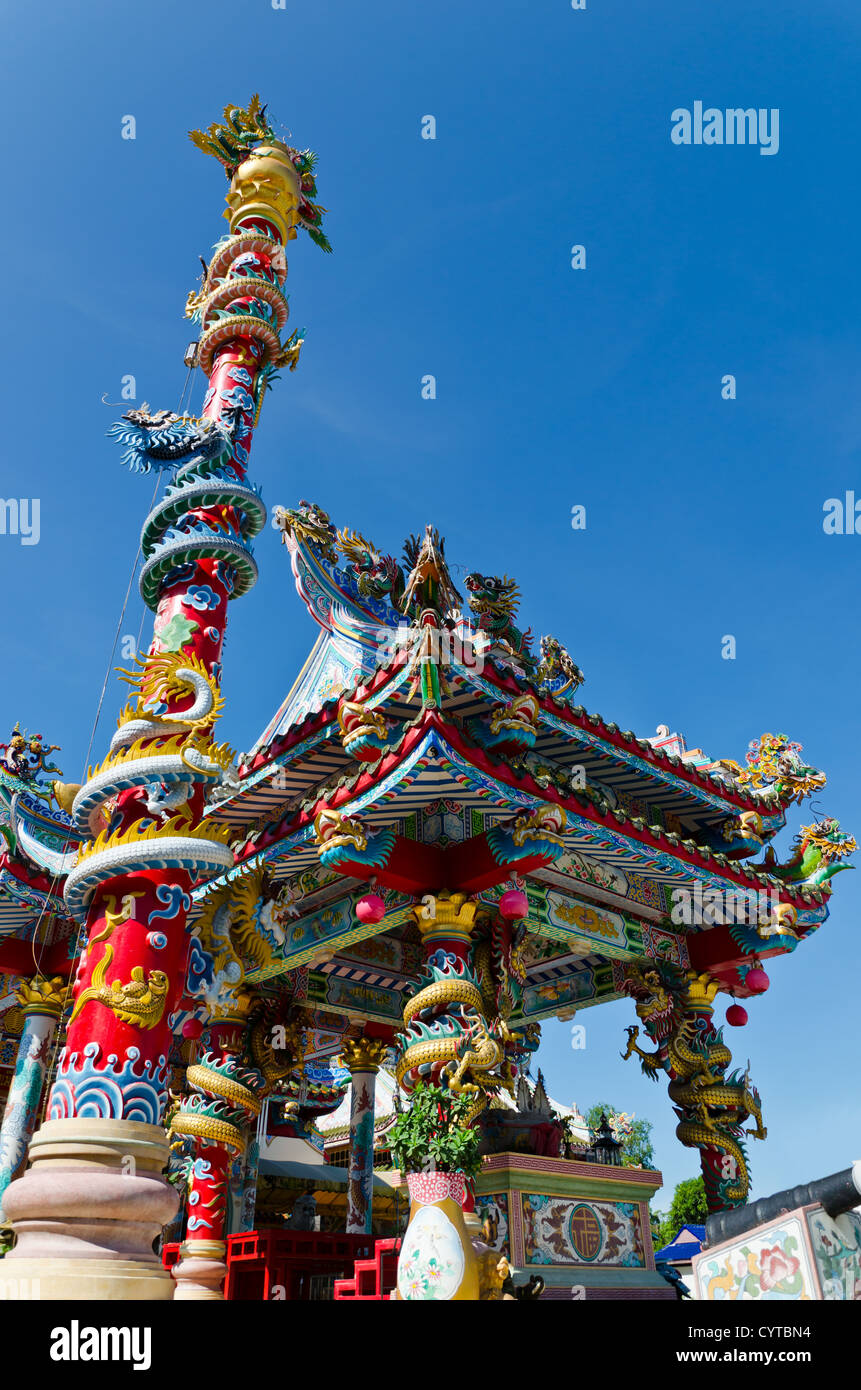 Gold dragon sculpture in the chinese temple hi-res stock photography ...