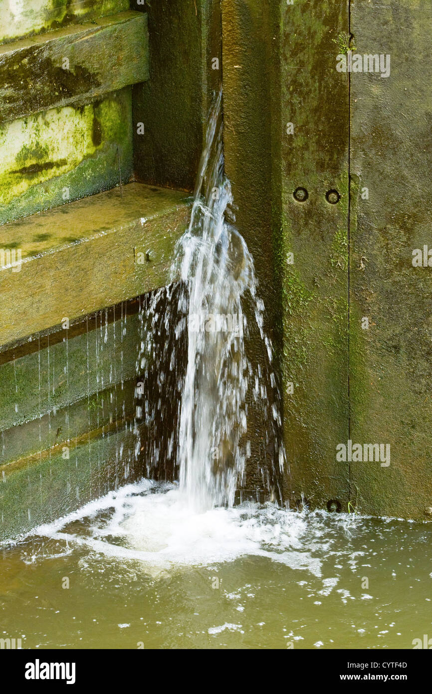 Gate holding back water hi-res stock photography and images - Alamy