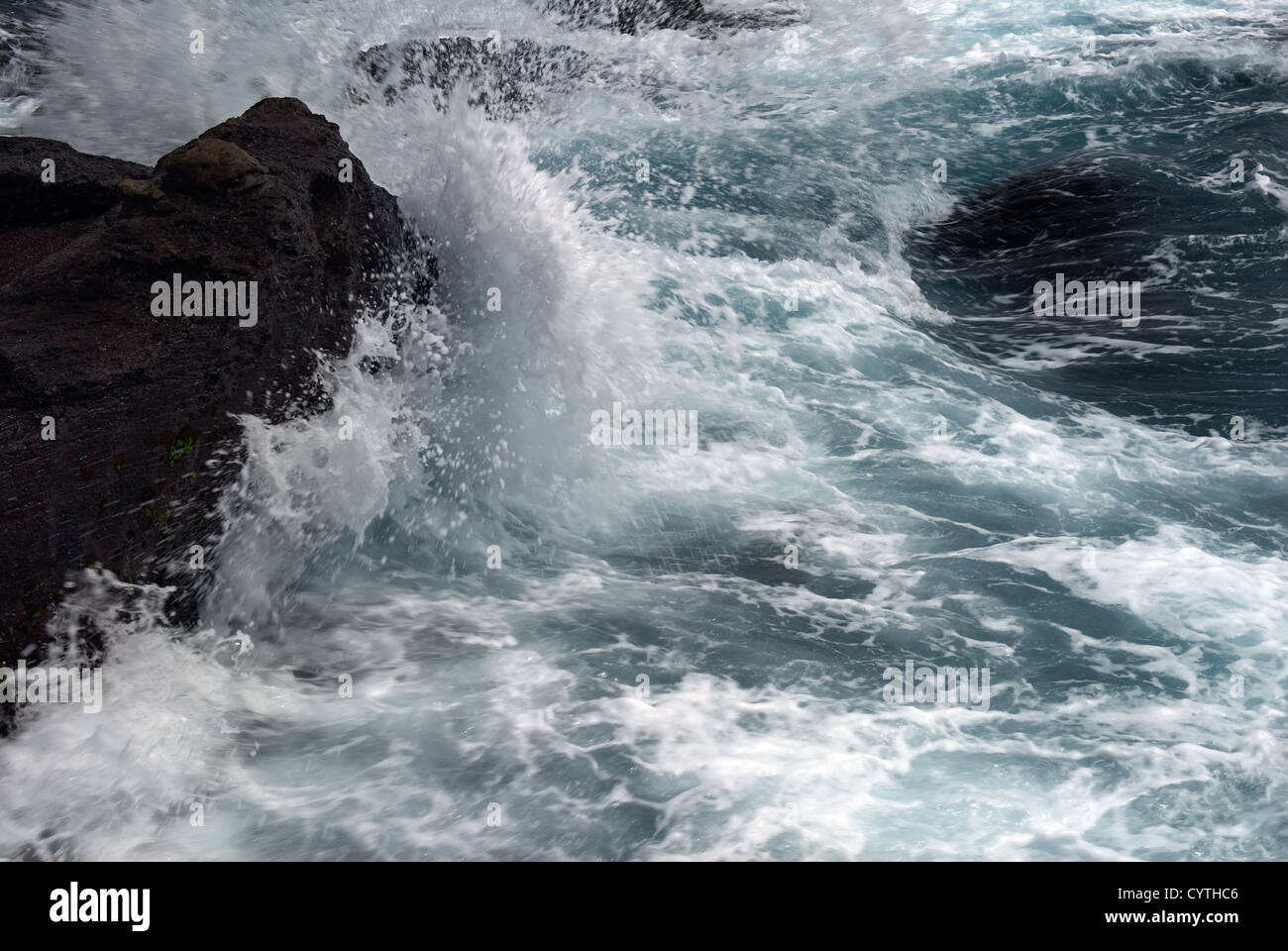 Sea waves beating rock hi-res stock photography and images - Alamy