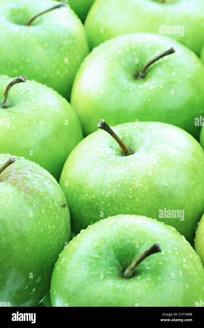 Freshly washed green apples lined up neatly Stock Photo - Alamy