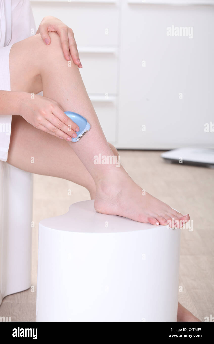Woman shaving her legs Stock Photo - Alamy