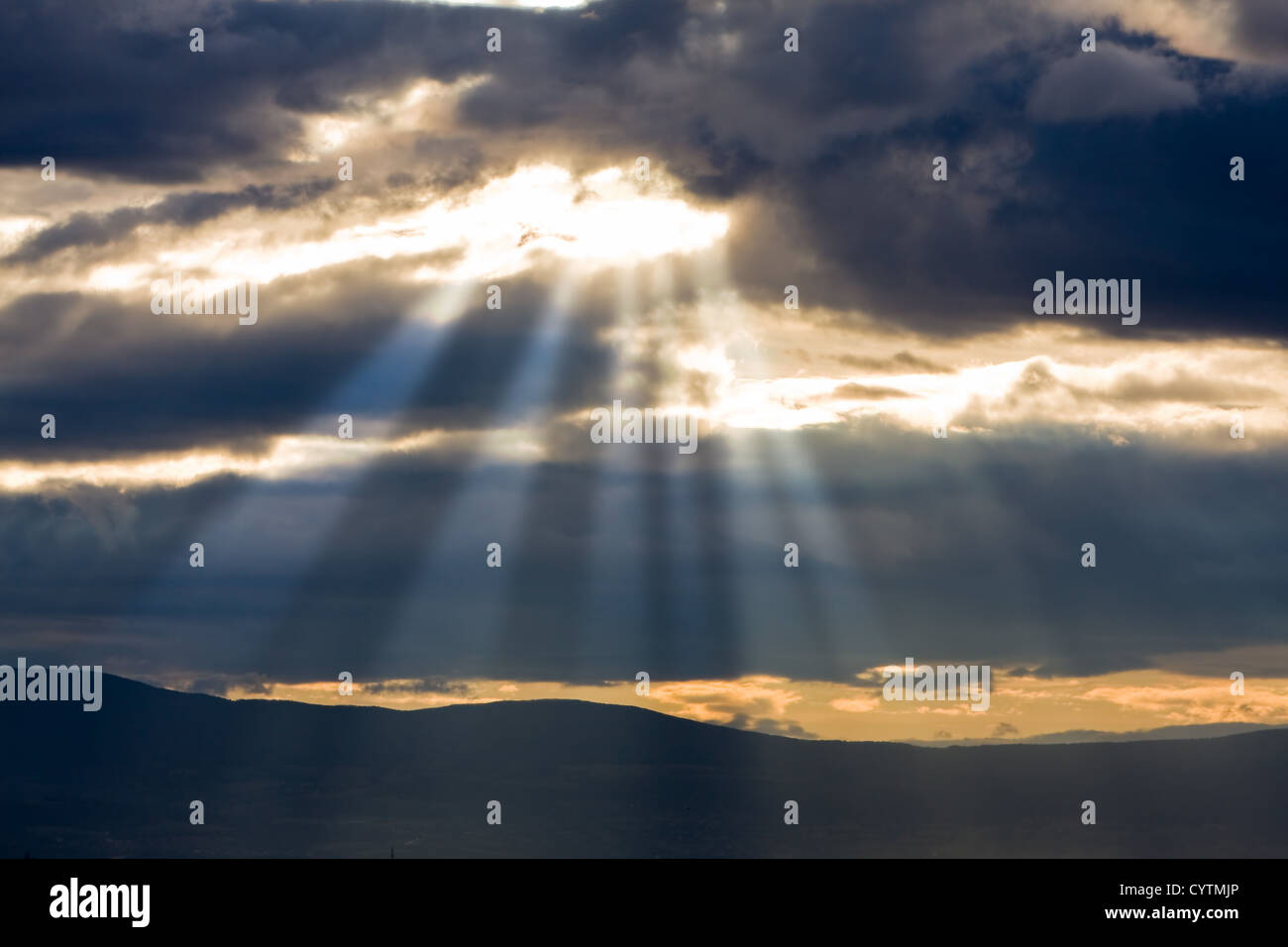 Sun shining through thick cloudy sky, silver lining Stock Photo - Alamy