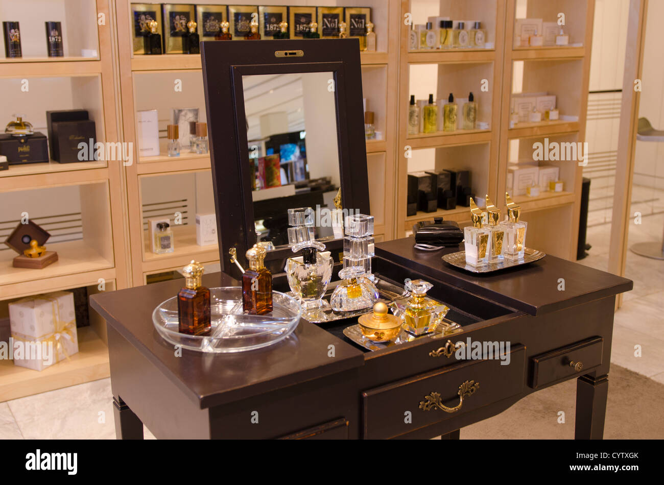 mall corner cosmetics parfume shop boutique Stock Photo - Alamy