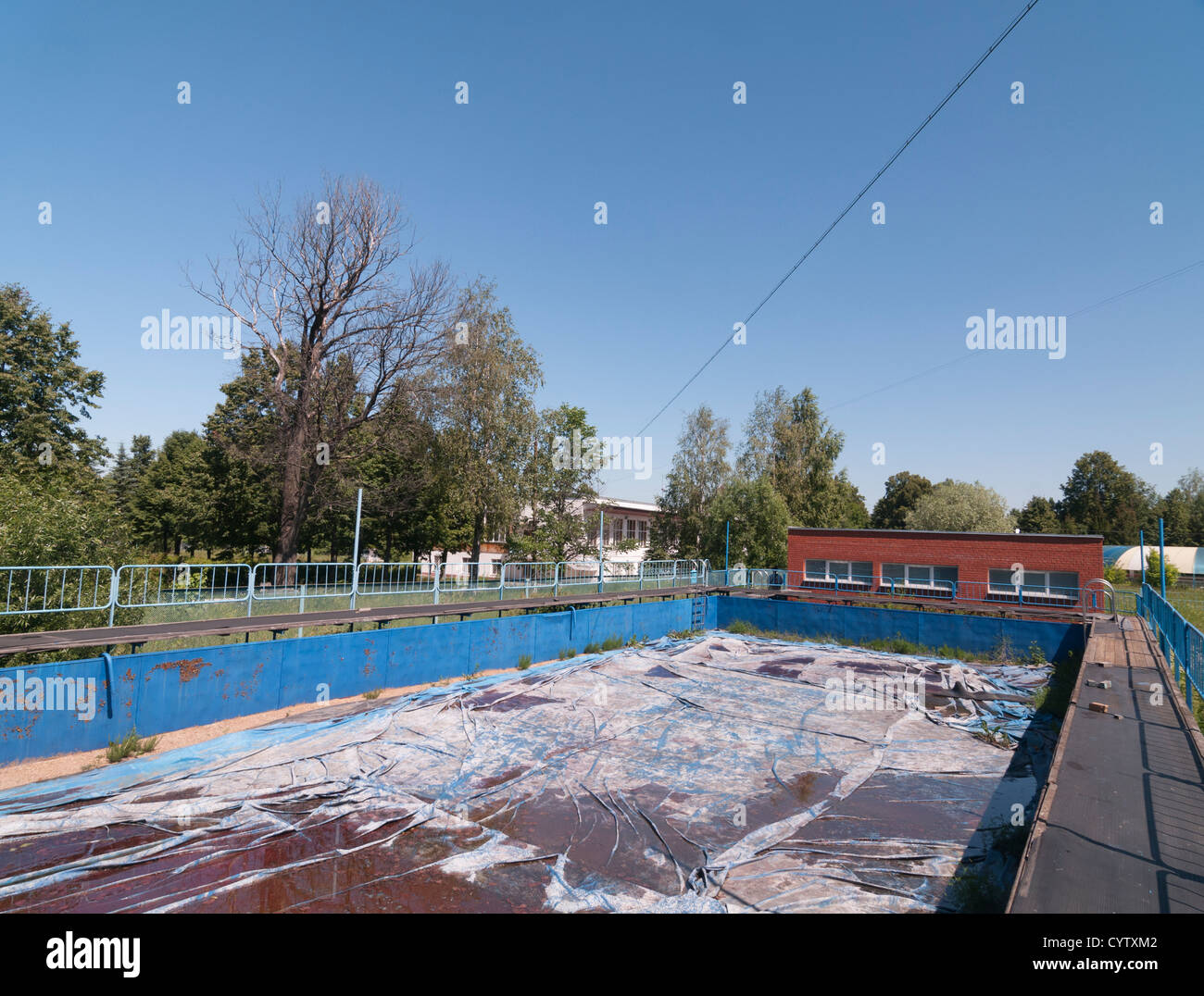 Abandoned ruined swimming pool hi-res stock photography and images - Alamy