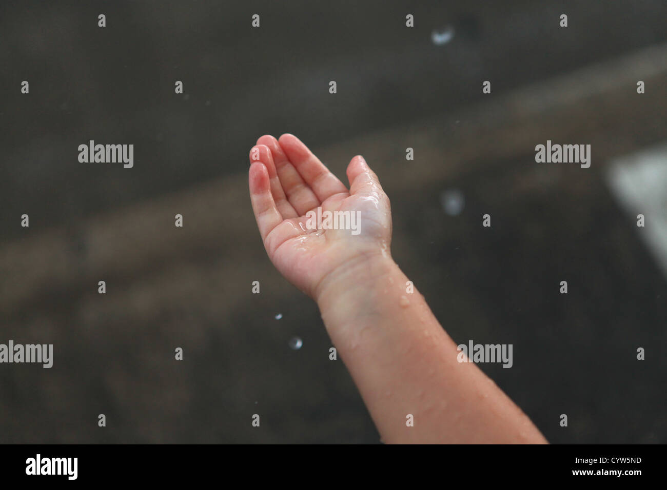Raindrops on child's hands Stock Photo - Alamy