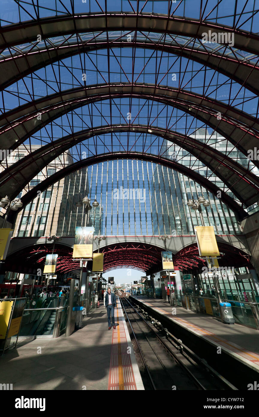 Dlr canary wharf station hi-res stock photography and images - Alamy