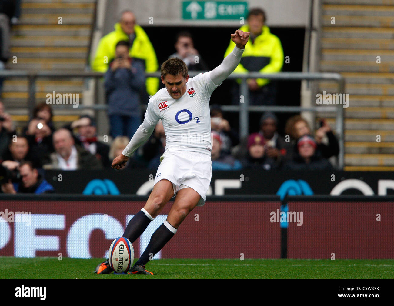 TOBY FLOOD KICKS PENALTY ENGLAND V FIJI RU TWICKENHAM MIDDLESEX ENGLAND ...