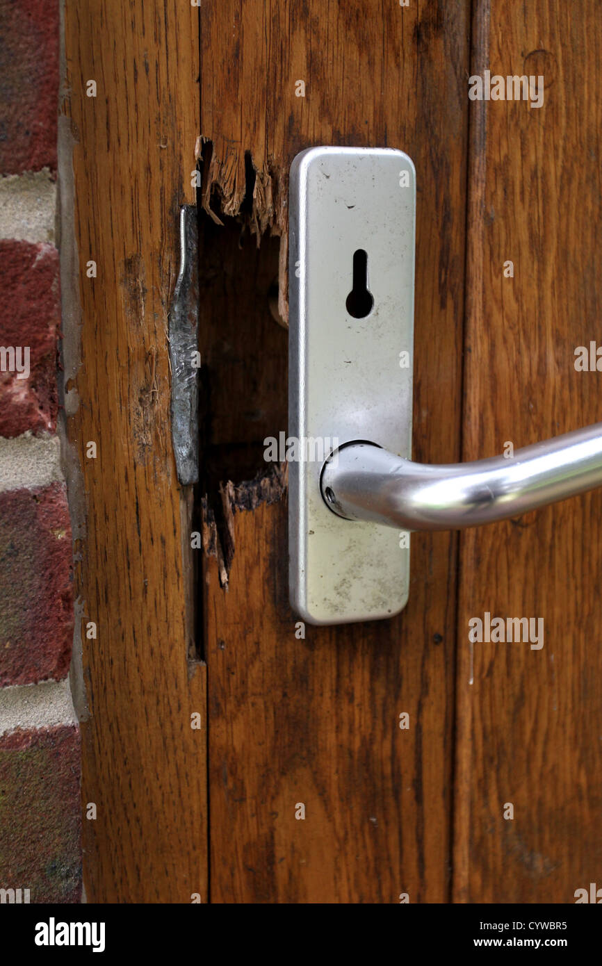 Police broken door hi-res stock photography and images - Alamy