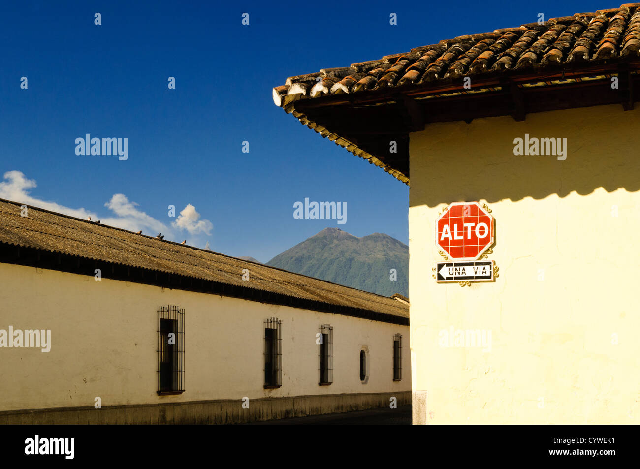 Volcan colonial de fuego hi-res stock photography and images - Alamy