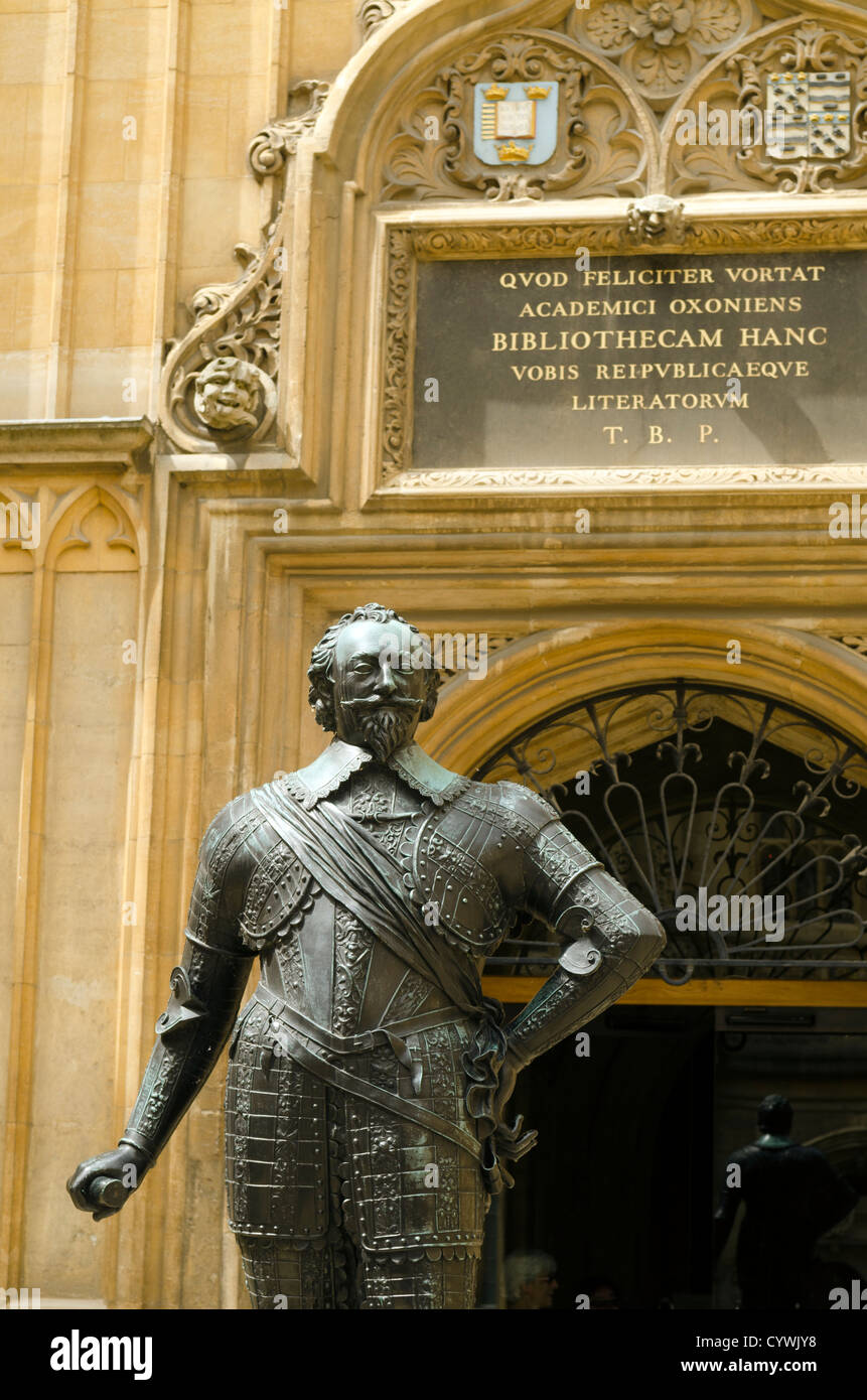 Bodleian library statue oxford hi-res stock photography and images - Alamy