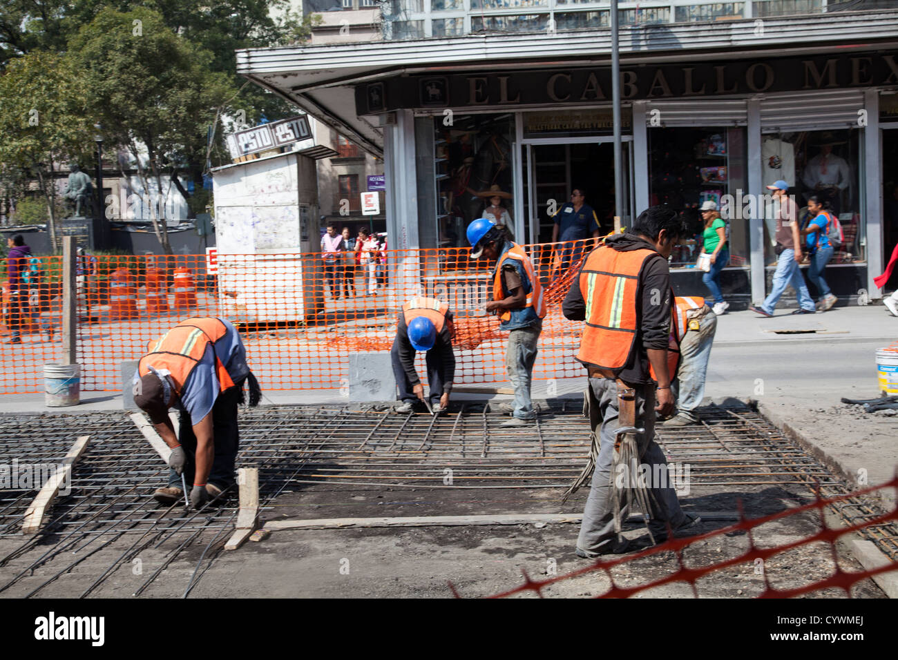 Construction workers building mexico hi-res stock photography and ...